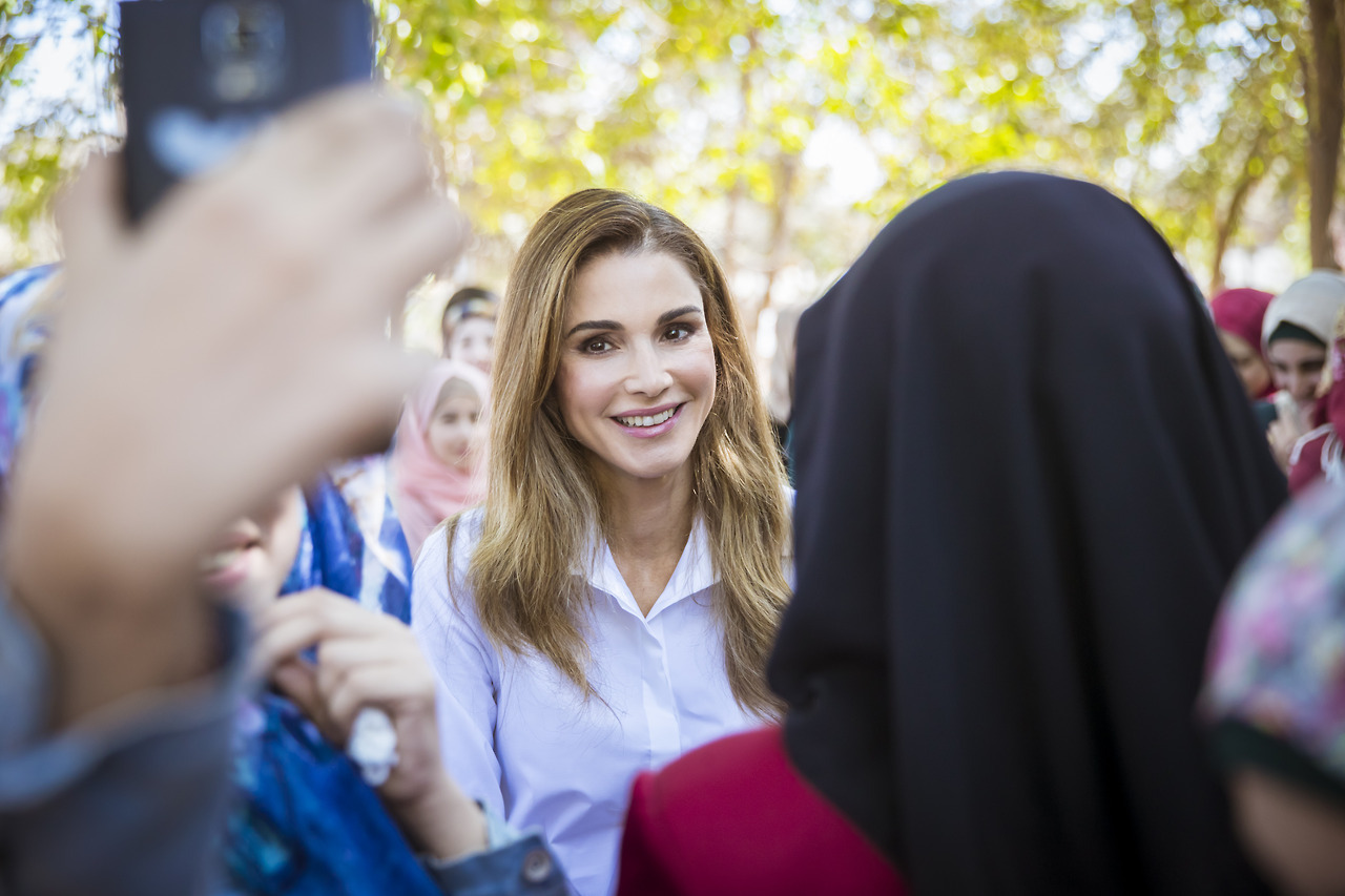 Queen Rania visited the second group of teacher trainees at the Queen ...