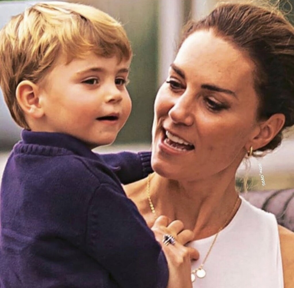 The Duchess of Cambridge and Prince Louis are sppoted out In London ...