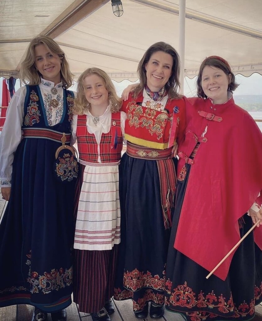 Wonderful new photo of Princess Märtha Louise of Norway with her three ...