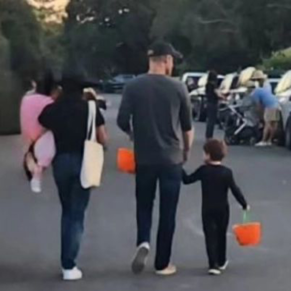 Harry and Meghan went out with Archie and Lili yesterday in Montecito ...