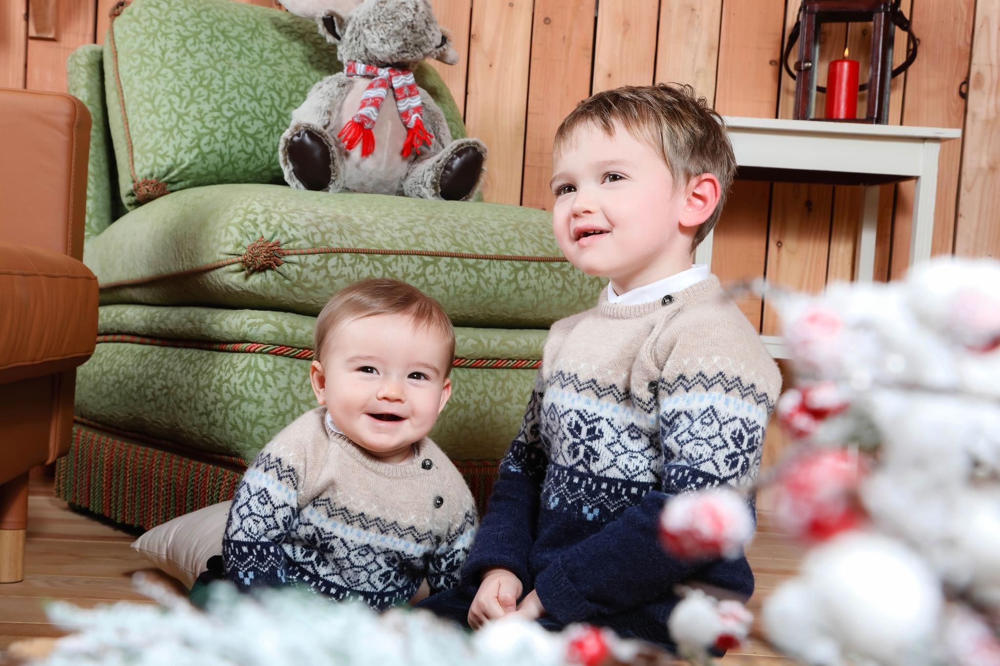 New pictures of Prince Charles and Prince François with their parents ...