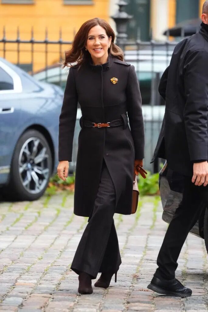 Queen Mary arrived for the unveiling of the monument for Countess ...